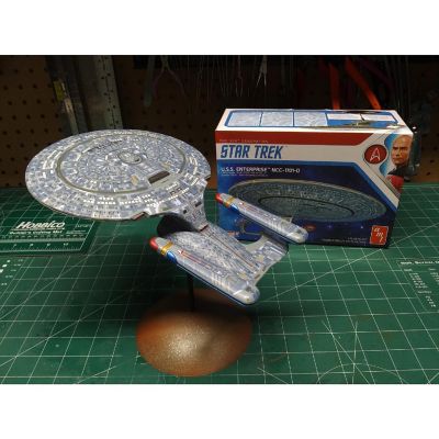 Amt: Star Trek Model Kit: U.S.S. 1:2500 Scale Model Kit,10" Age 14+